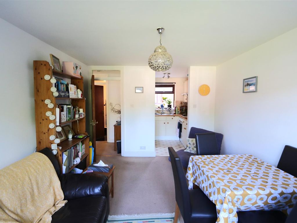 1 bed flat for sale in Chestnut Grove, New Malden KT3, £310,000 - Zoopla