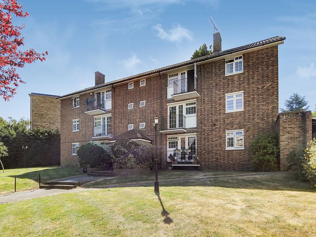 2 bed flat to rent in Albert Drive, London SW19 - Zoopla