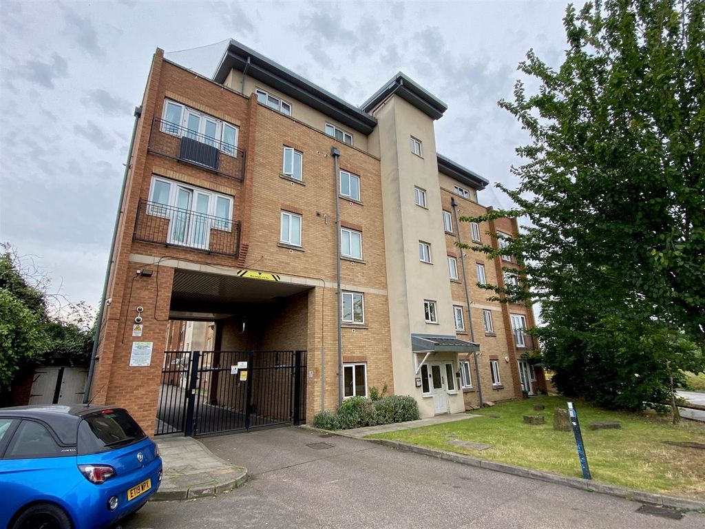 1 bed flat for sale in Capstan Drive, Rainham RM13, £190,000 - Zoopla