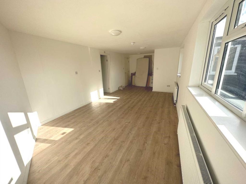 1 bed flat to rent in Wells House Road, London NW10, £1,550 pcm - Zoopla