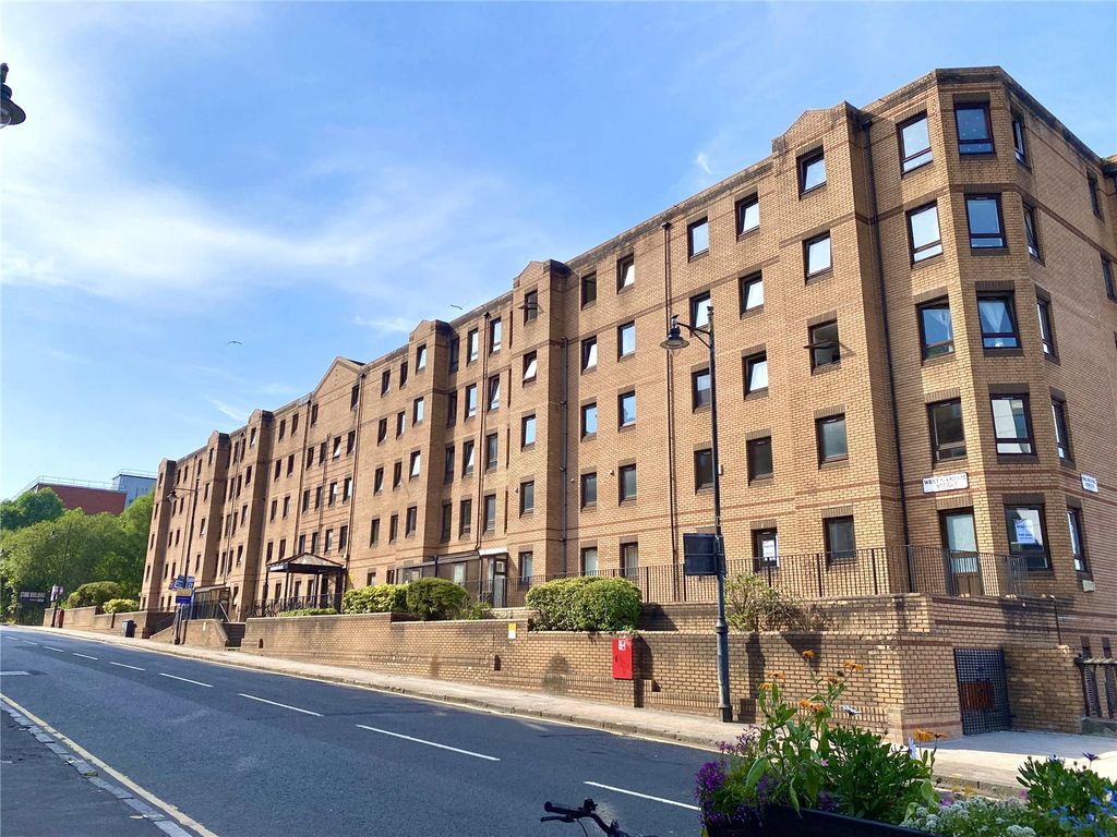 2 bed flat to rent in West Graham Street, Glasgow G4, £1,195 pcm - Zoopla