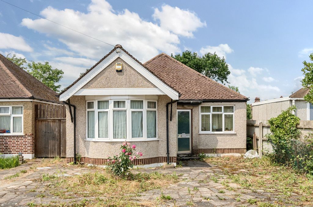 3 Bed Bungalow For Sale In Maycroft Pinner Middlesex Ha5 £600 000