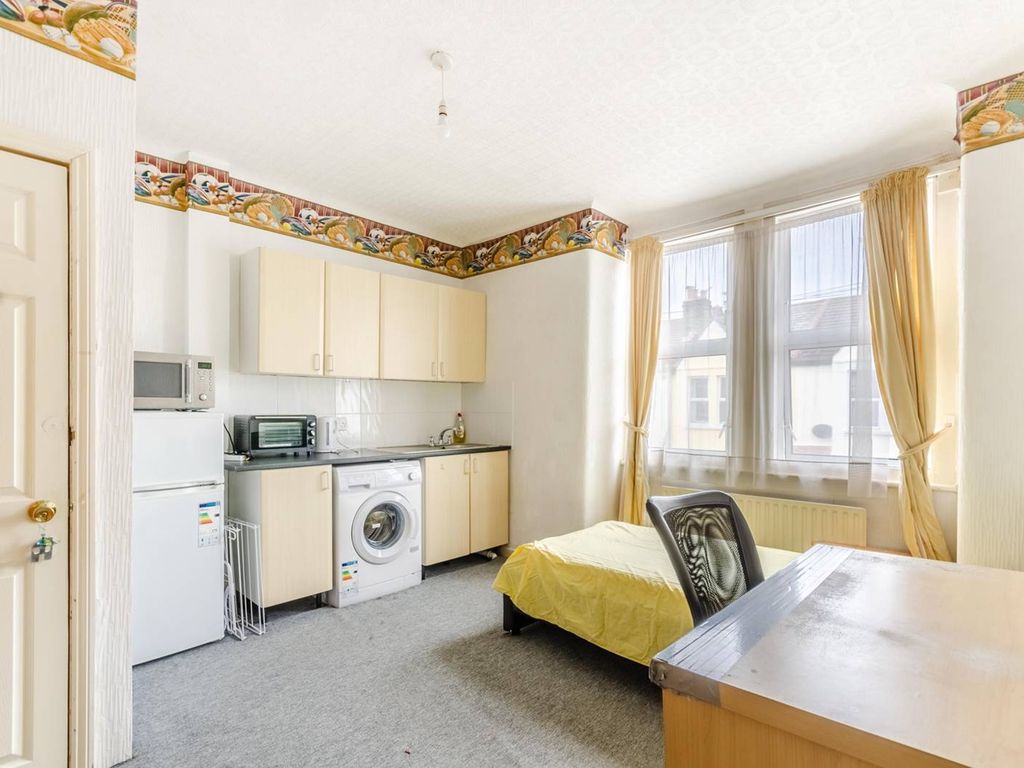 Studio to rent in Rostella Road, Tooting, London SW17, £1,200 pcm - Zoopla