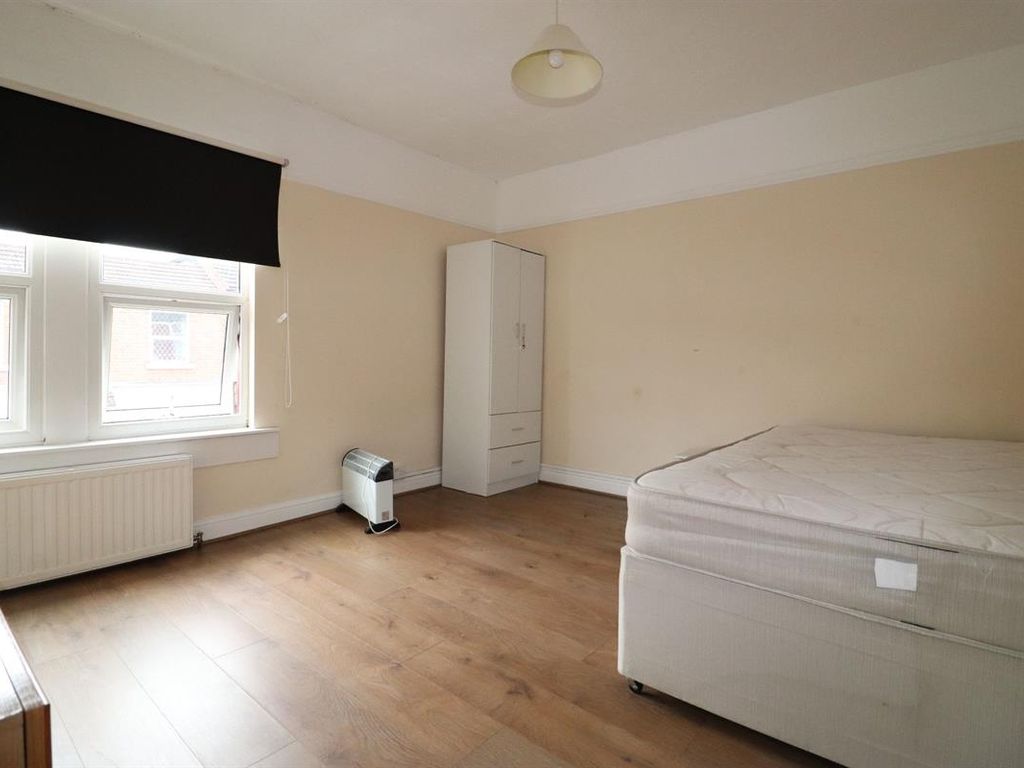 4 bed terraced house to rent in North Street, Wellingborough NN8 - Zoopla