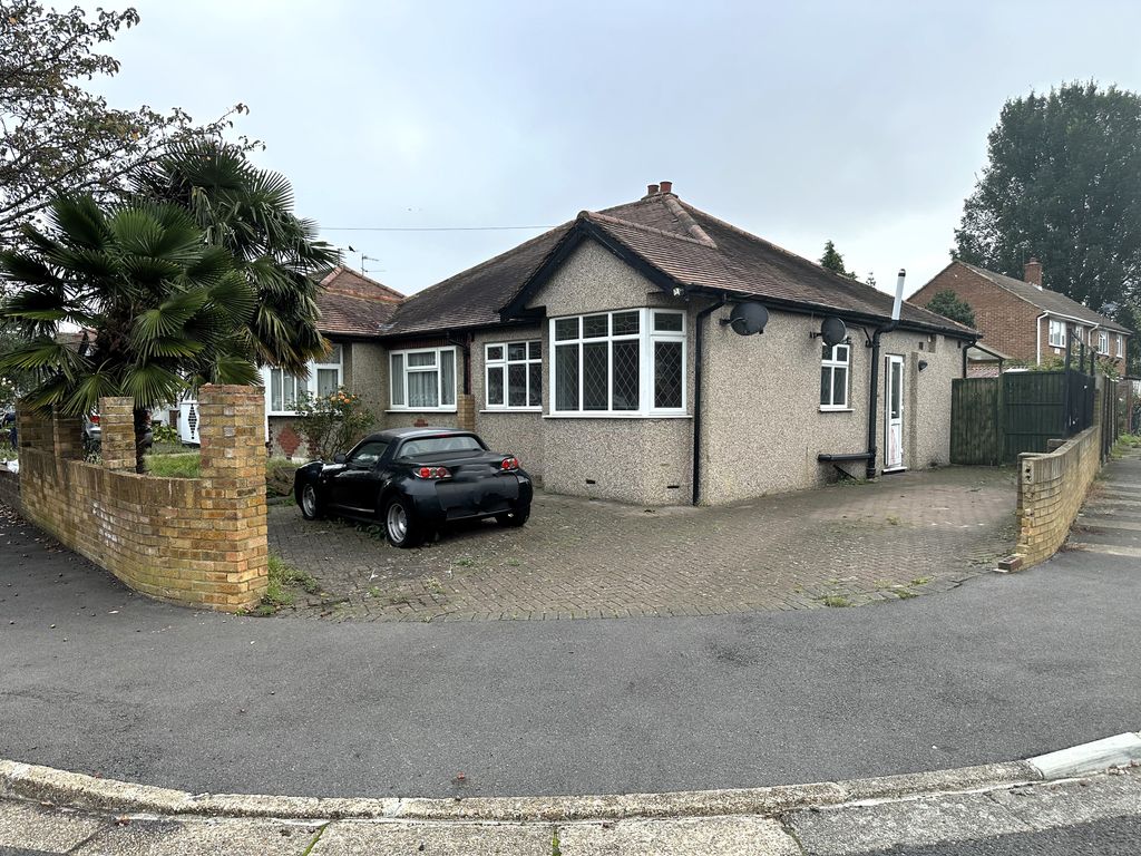 2 Bed Semi Detached Bungalow For Sale In Sandown Way Northolt Ub5 £