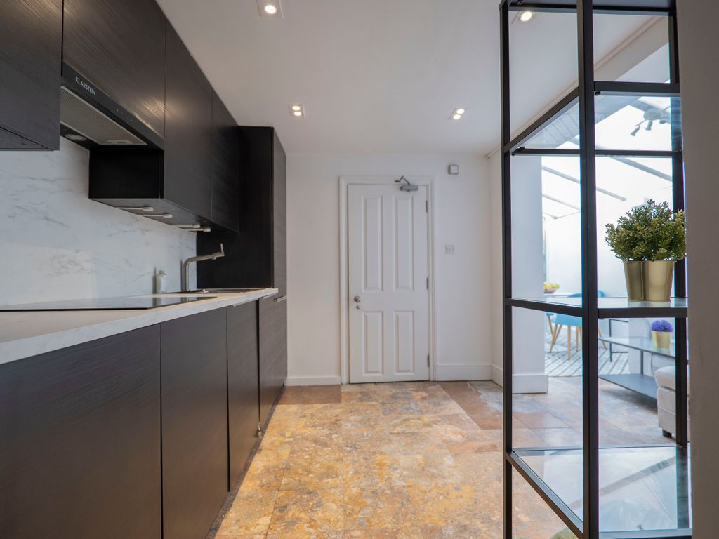 2 Bed Flat To Rent In Loftus Road Shepherds Bush London W12 £2 492