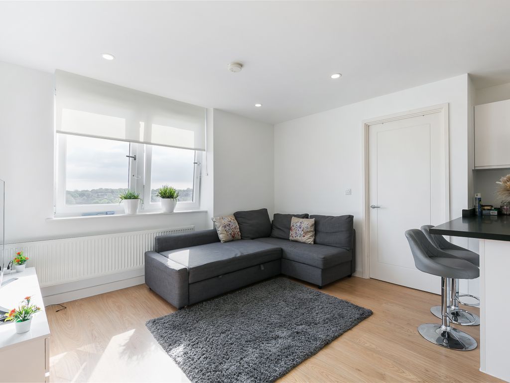 2 bed flat to rent in Trafford House, Cherrydown East, Basildon SS16, £ ...