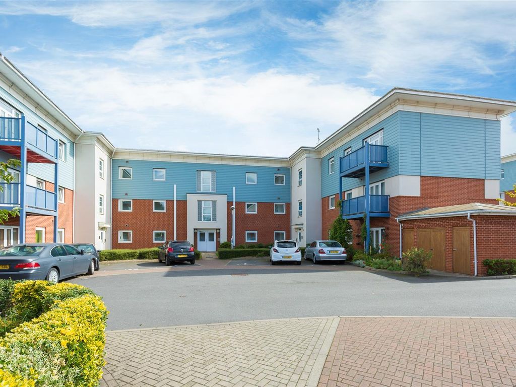 2 bed flat to rent in Wraysbury Drive, West Drayton UB7, £1,650 pcm ...