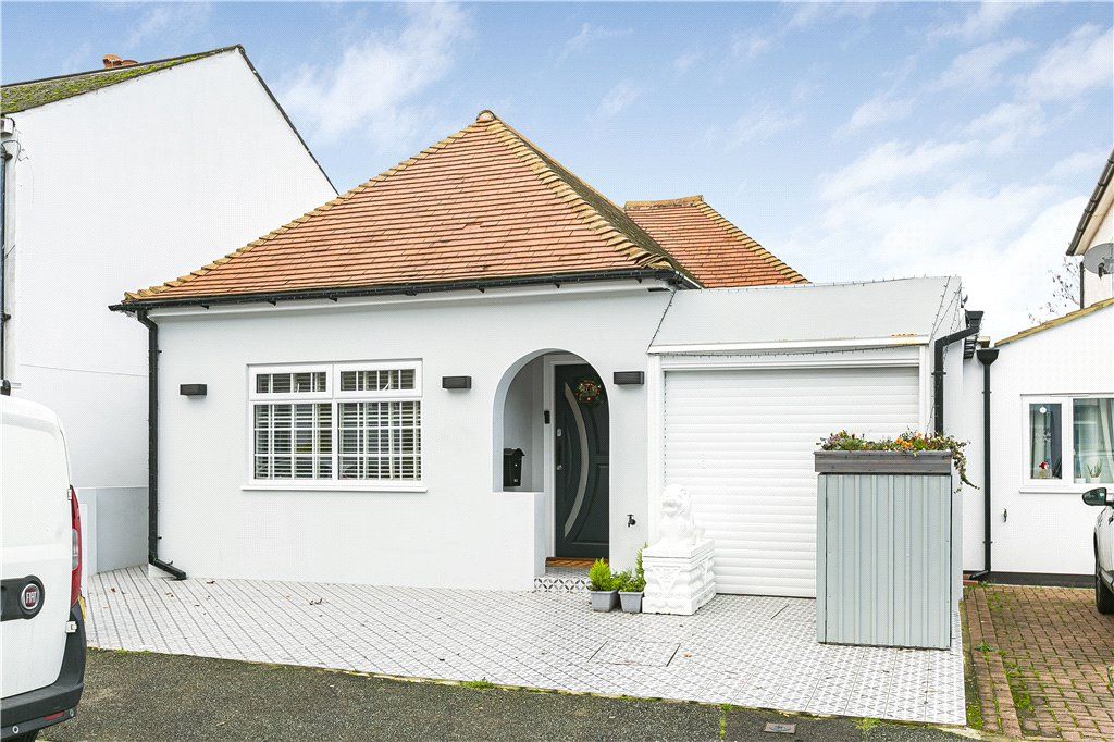 4 bed bungalow for sale in Washington Road, Worcester Park KT4, £850,000 - Zoopla