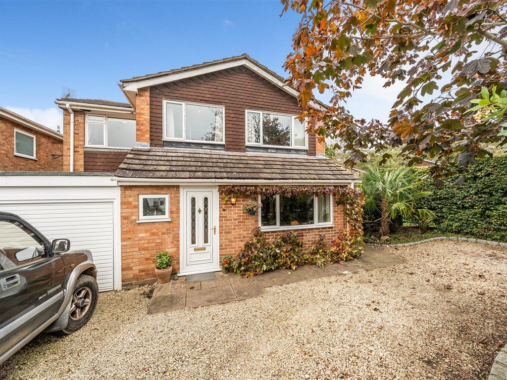 4 Bed Link Detached House For Sale In De Vitre Green Wokingham