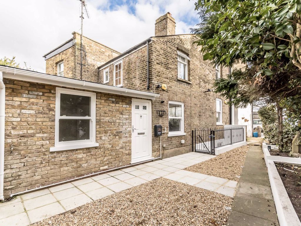 3 bed flat to rent in The Green, Twickenham TW2 - Zoopla