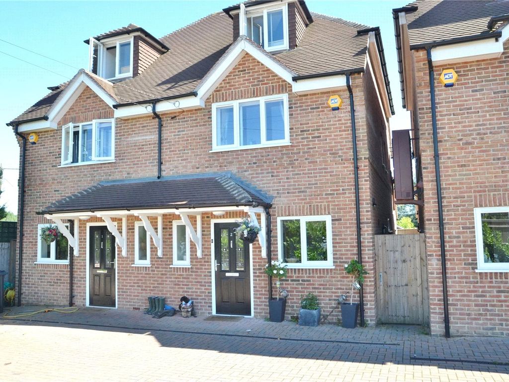 4 bed property for sale in Manton Mews, Bath Road, Padworth, Reading ...