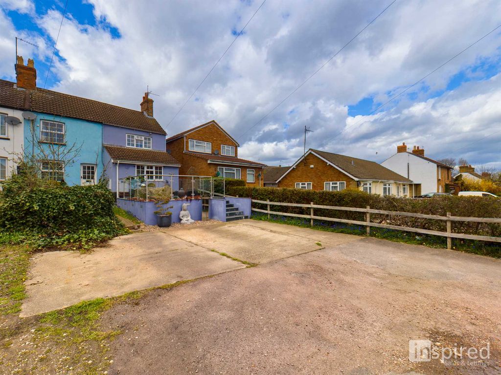 2 bed cottage for sale in Buckingham Road, Bletchley MK3 - Zoopla