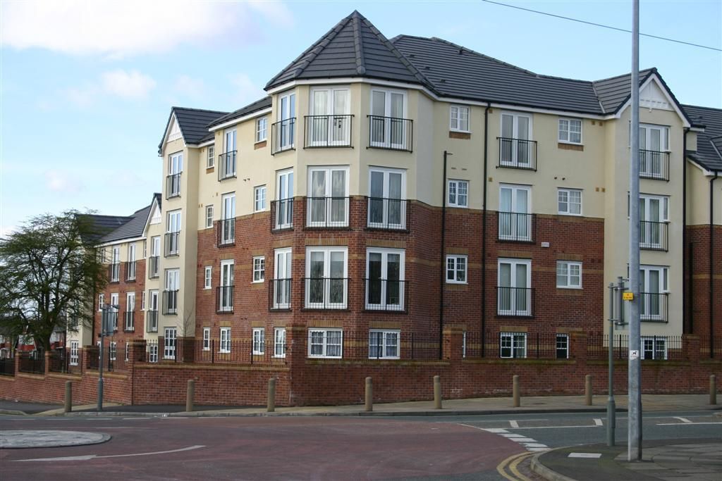 2 bed flat to rent in Pinhigh Place, Salford M6, £900 pcm - Zoopla