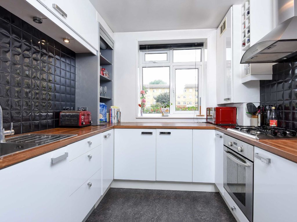 1 bed flat to rent in Allen Edwards Drive, London SW8, £1,800 pcm - Zoopla