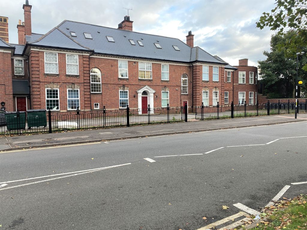 2 bed flat to rent in Moseley Road, Birmingham B12, £825 pcm - Zoopla