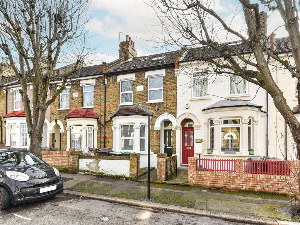 Studio to rent in Chestnut Avenue North, London E17, £925 pcm - Zoopla