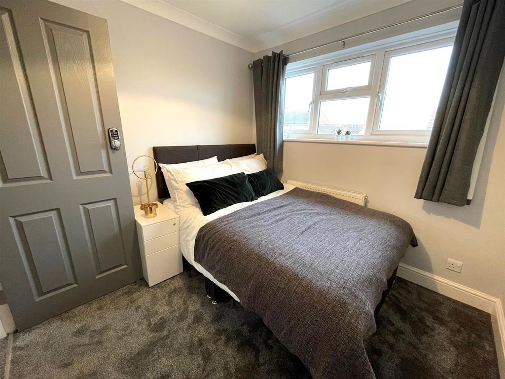 Room to rent in Henniker Gate, Springfield, Chelmsford CM2, £675 pcm ...