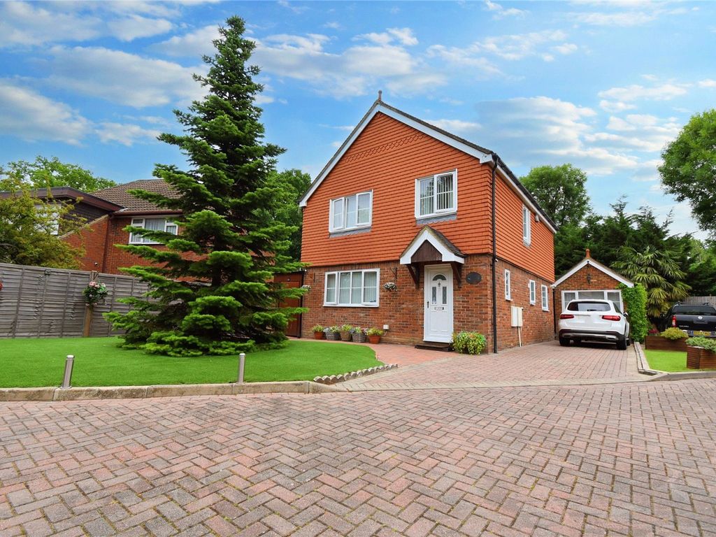 4 Bed Detached House For Sale In Long Lane Ickenham Uxbridge Ub10 £