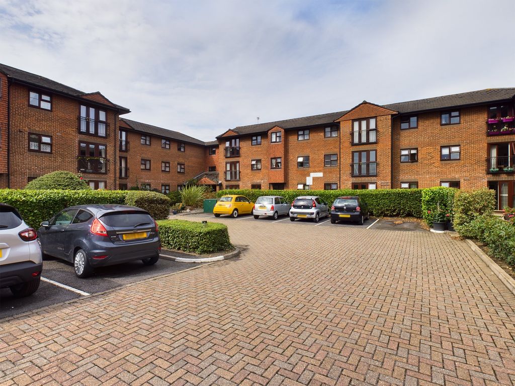 1 bed flat for sale in St. Georges Road, Addlestone, Surrey KT15 - Zoopla