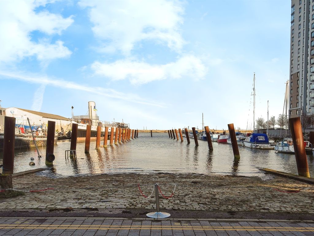 2 bed flat for sale in Ocean Drive, Gillingham ME7, £200,000 - Zoopla