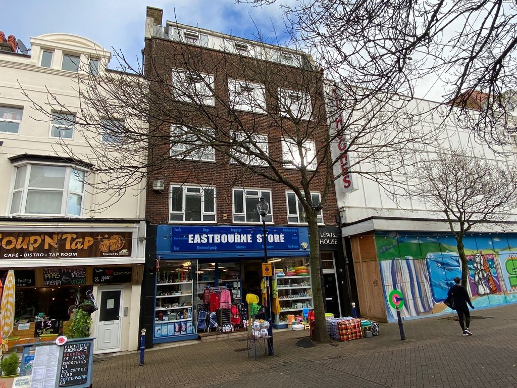 2 bed flat to rent in Terminus Road, Eastbourne BN21, £1,050 pcm - Zoopla