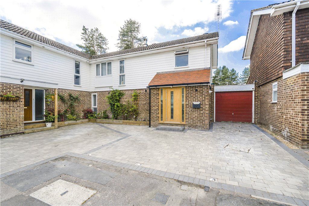 4 Bed Semi Detached House For Sale In Spinis Bracknell Berkshire Rg12