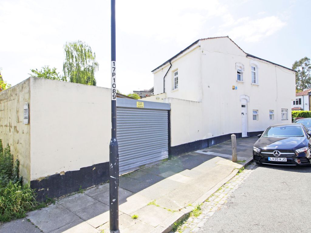 4 bed end terrace house for sale in Chestnut Rise, London SE18 - Zoopla