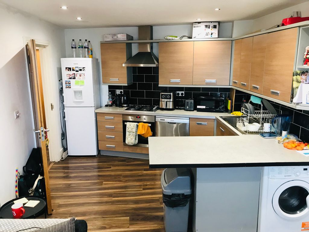 2 bed flat to rent in Effra Road, London SW19, £1,650 pcm - Zoopla