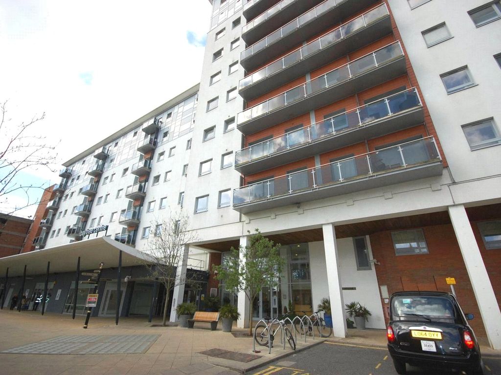 2 bed flat to rent in Becket House, New Road CM14, £1,500 pcm - Zoopla