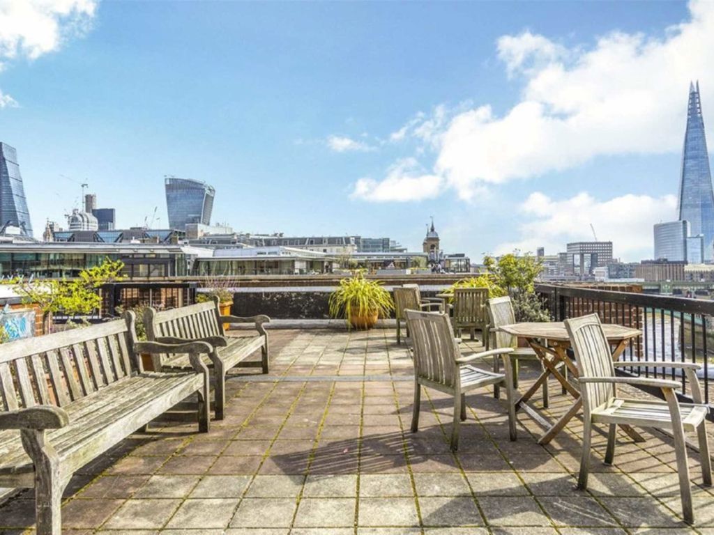 1 bed flat to rent in Upper Thames Street, London EC4V, £2,300 pcm - Zoopla