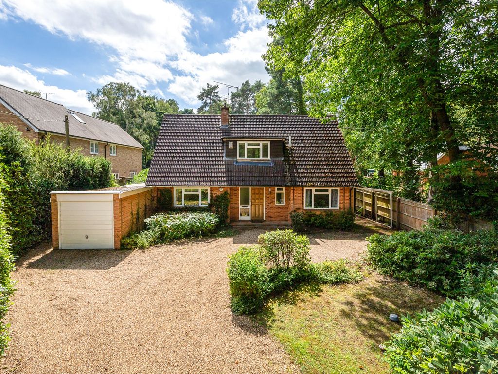 4 Bed Detached House For Sale In Heath Ride Finchampstead Wokingham