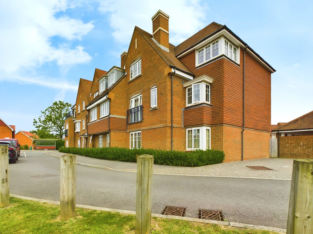 2 bed flat for sale in Lodge House, Millpond Lane, Faygate, Horsham ...