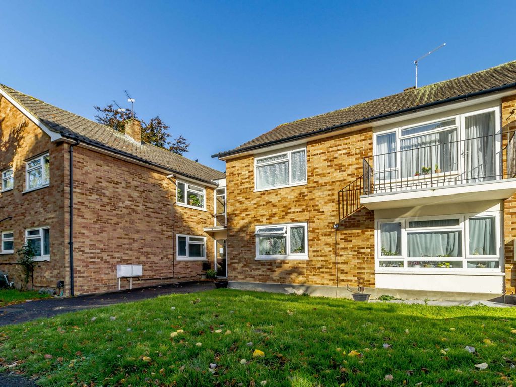 2 bed flat for sale in Farmlands, Pinner HA5 - Zoopla