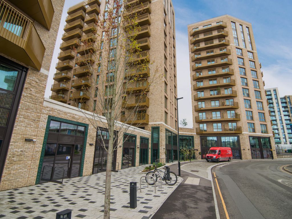 2 bed flat to rent in Capital Interchange Way, Brentford TW8 - Zoopla