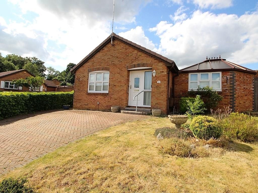 2 bed detached bungalow for sale in Simons Close, Tilehurst, Reading ...