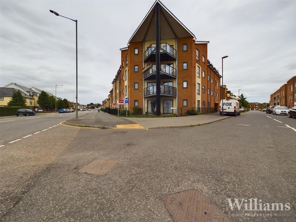 2 bed flat for sale in Bicester Road, Aylesbury HP19, £220,000 - Zoopla