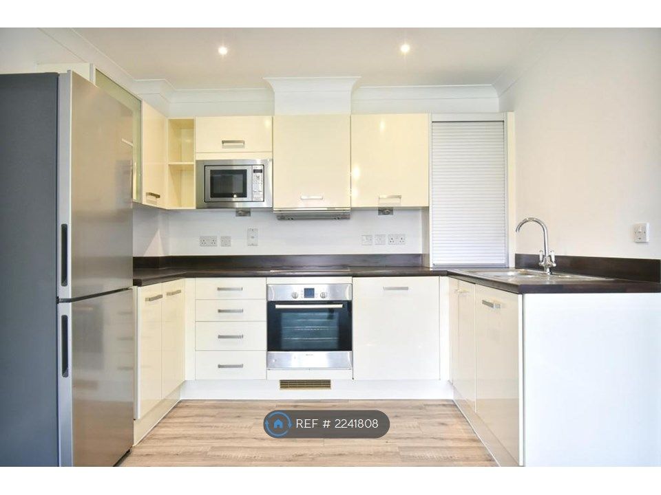 2 bed flat to rent in Solar Court, Croydon CR0, £1,797 pcm - Zoopla