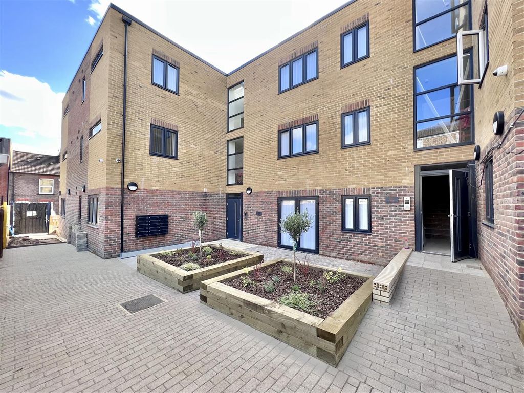 2 bed flat to rent in North Street, Luton LU2, £1,400 pcm - Zoopla