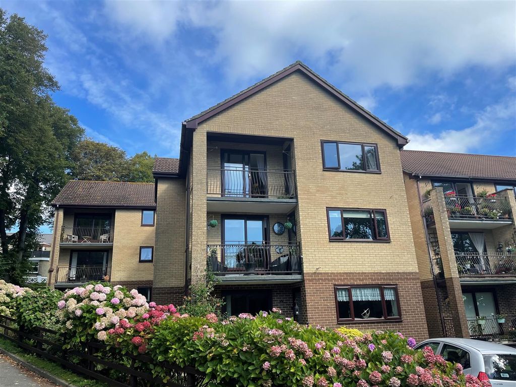 2 bed flat for sale in Chine Avenue, Shanklin PO37, £240,000 - Zoopla