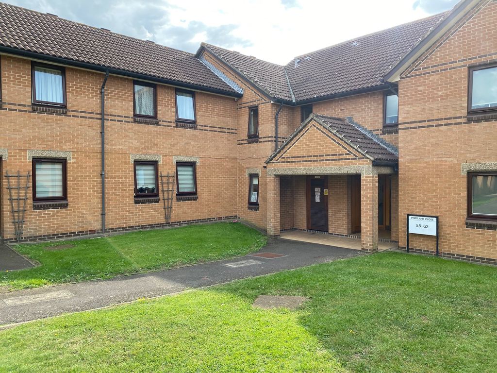 2 Bed Flat For Sale In Portland Close Chadwell Heath Essex Rm6 £