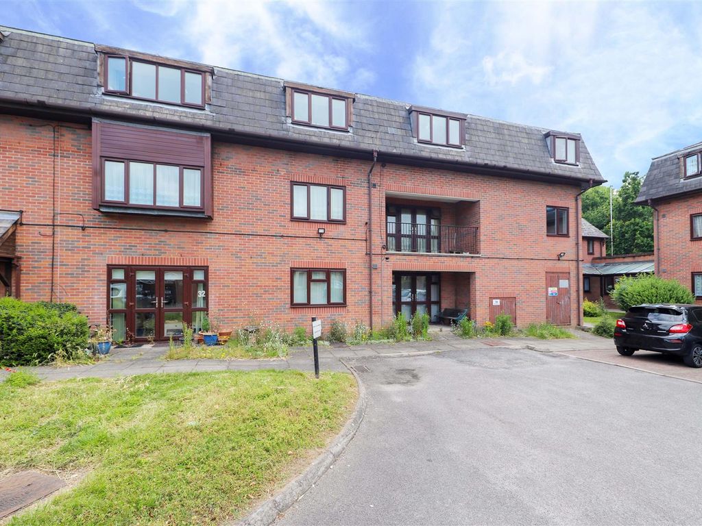 2 bed flat for sale in Westcombe Lodge Drive, Hayes UB4, £250,000 - Zoopla