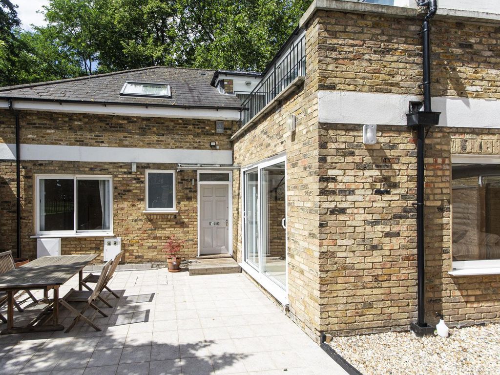 3 bed shared accommodation to rent in Windmill Drive, London SW4, £ ...