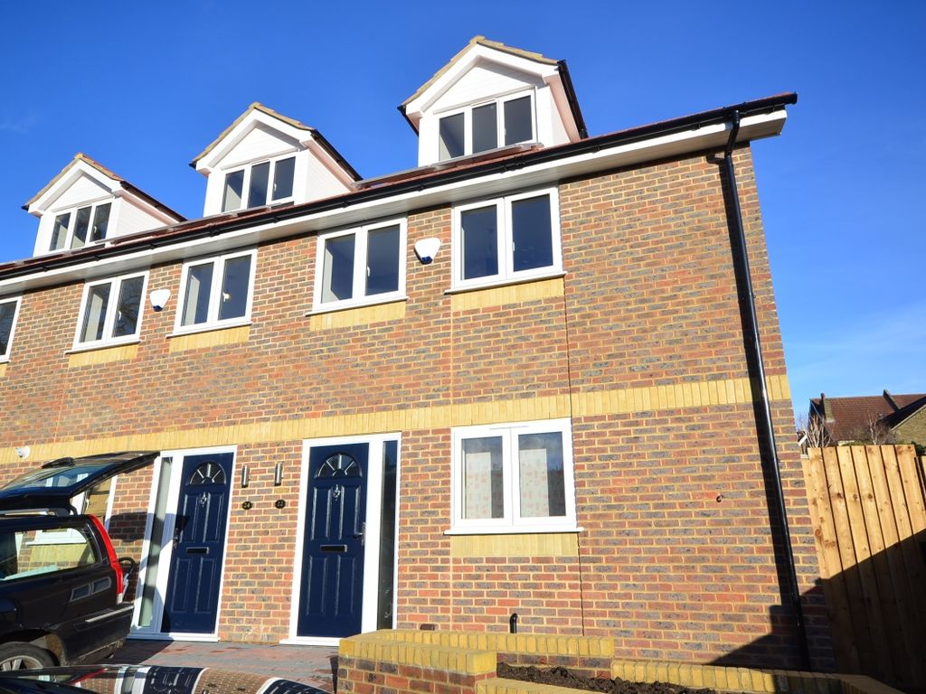 3 Bed Town House To Rent In Cliffe Road Strood Rochester Me2 £1 400