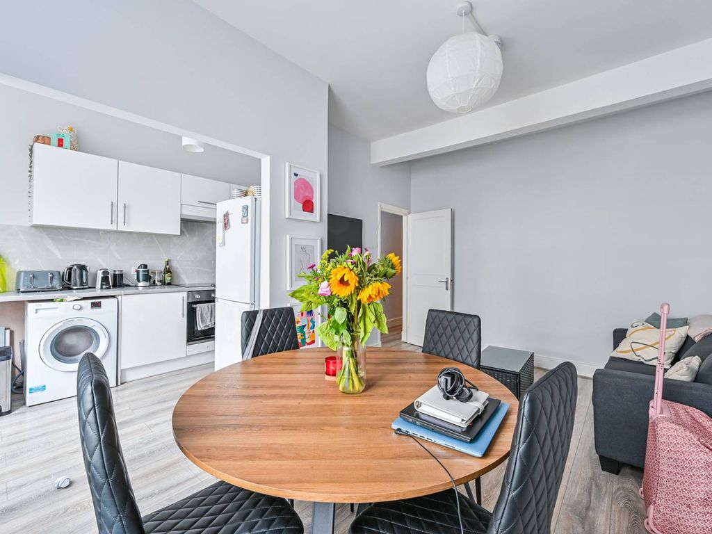 3 bed flat to rent in Morrish Road, Brixton Hill, London SW2 - Zoopla