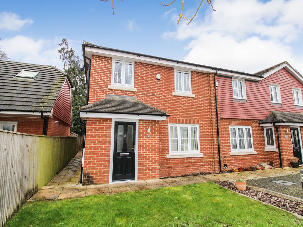 3 Bed End Terrace House For Sale In Byron Terrace Farnborough Gu14 £