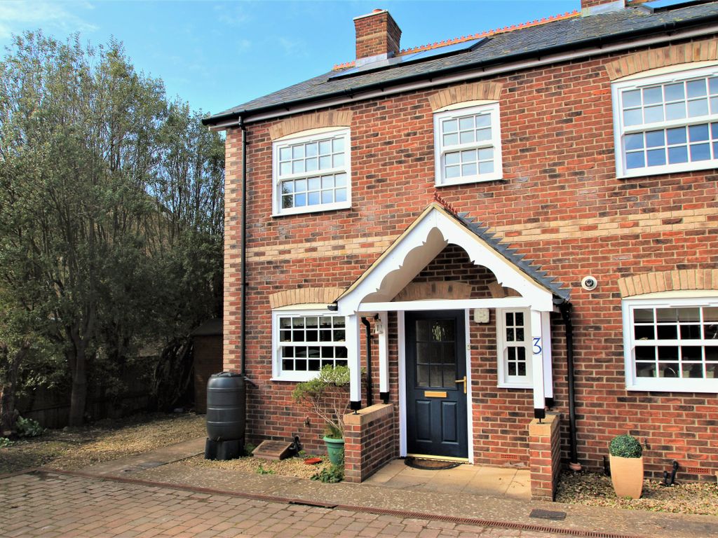 3 bed end terrace house to rent in High Street, Freshwater PO40, £1,050 ...