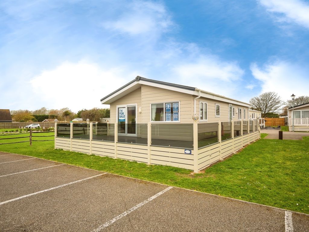 3 bed mobile/park home for sale in Hythe Road, Dymchurch, Romney Marsh ...