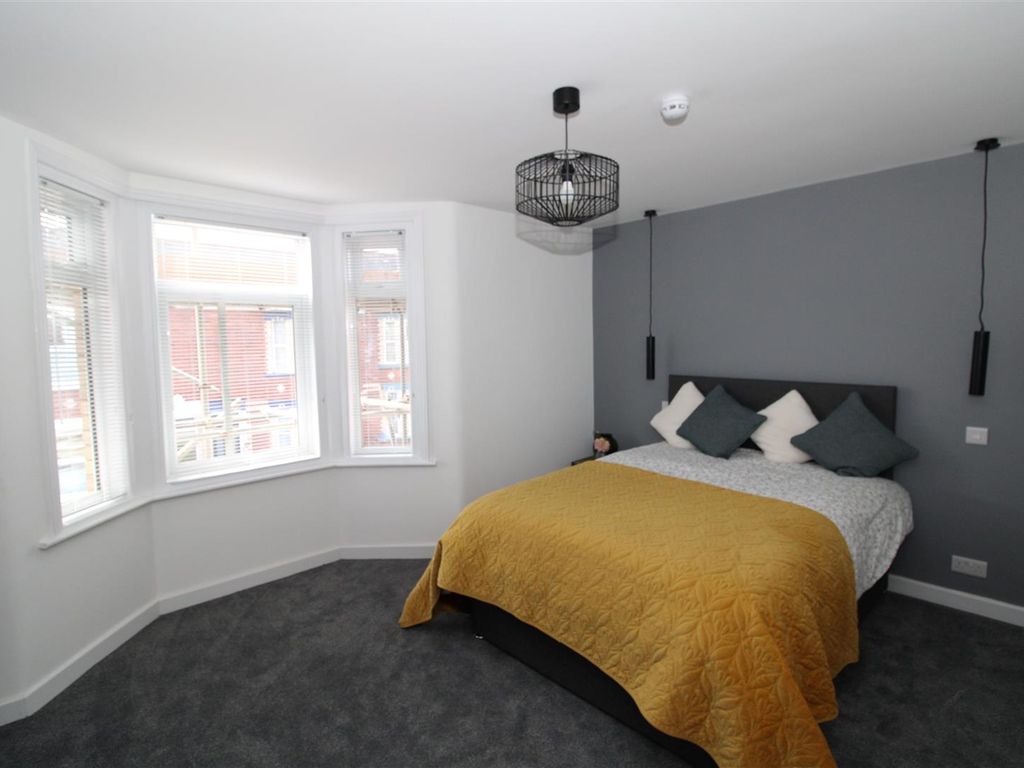 Room to rent in 34 Powderham Road, St Thomas, Exeter EX2, £650 pcm - Zoopla