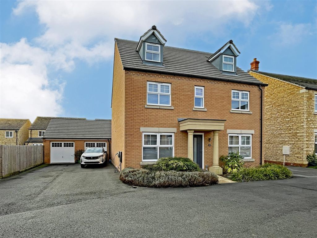 5 bed detached house for sale in Kingsdown Drive, Stamford PE9, £ ...